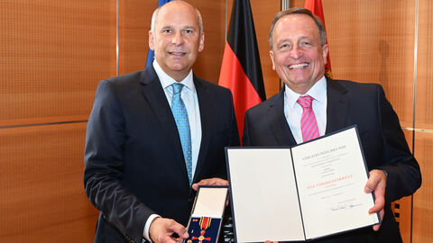 Innenminister Roman Poseck überreicht vier Mal das Bundesverdienstkreuz ...